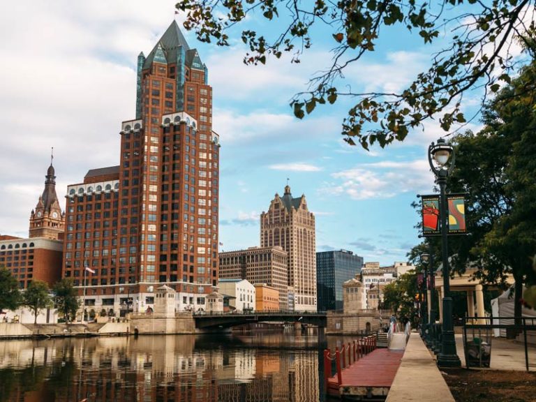 Home | Milwaukee Riverwalk District